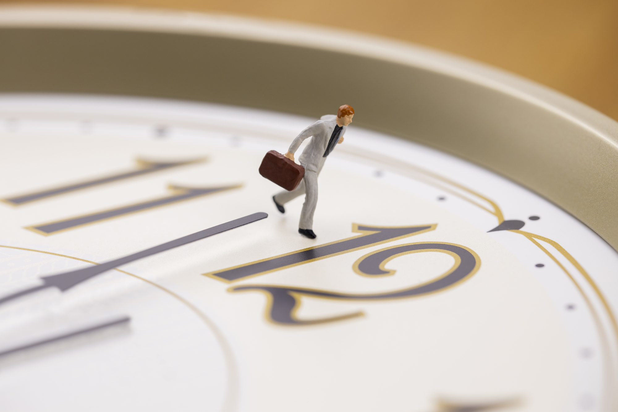 「時報CM」とは？ 特長や費用、時間帯をうまく活用したラジオ広告の出稿事例を解説 | トピックス| ラジオCMの事ならラジオCM料金プロ